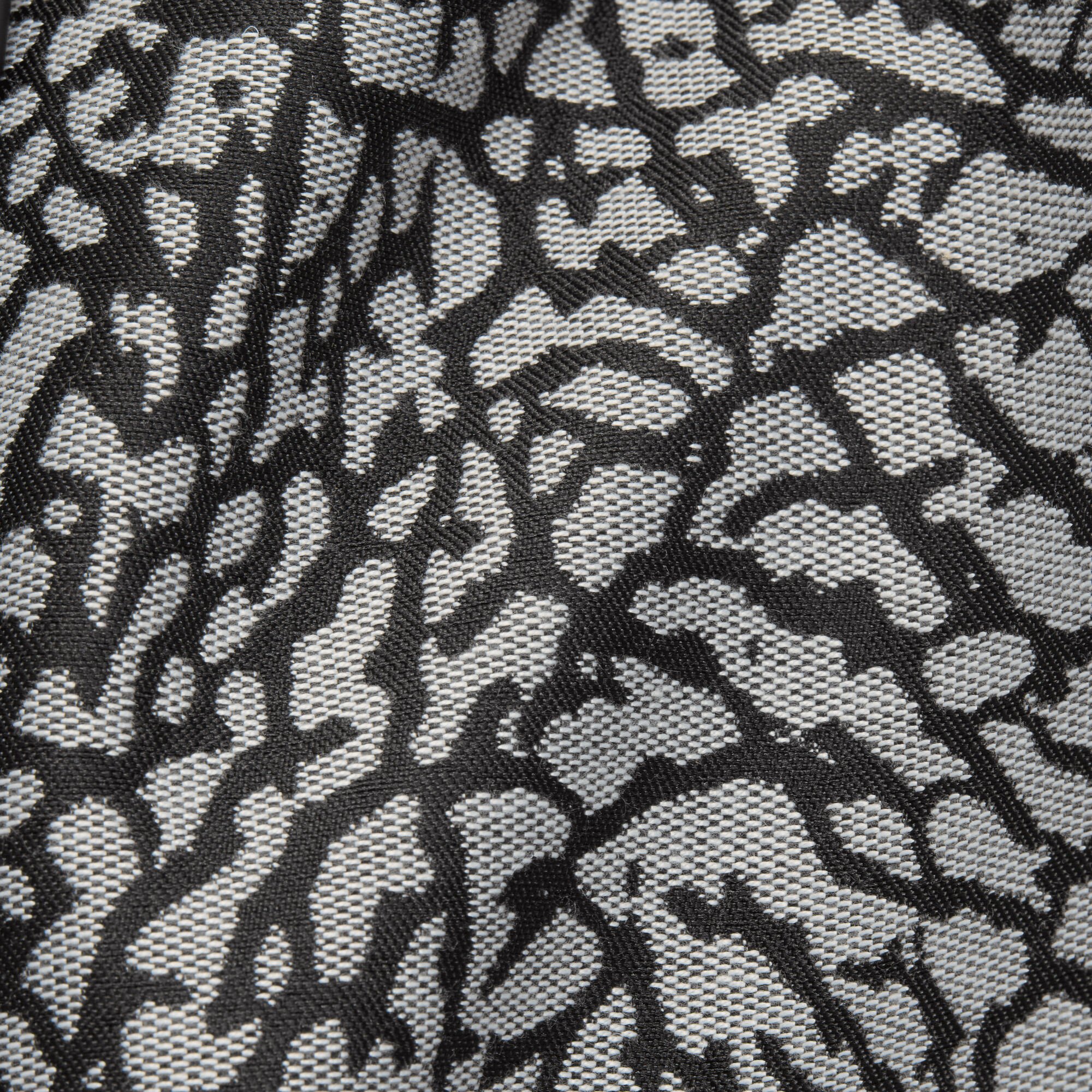 Buy Jordan Icon Duffle Bag (25L) - Black @ Nike UAE