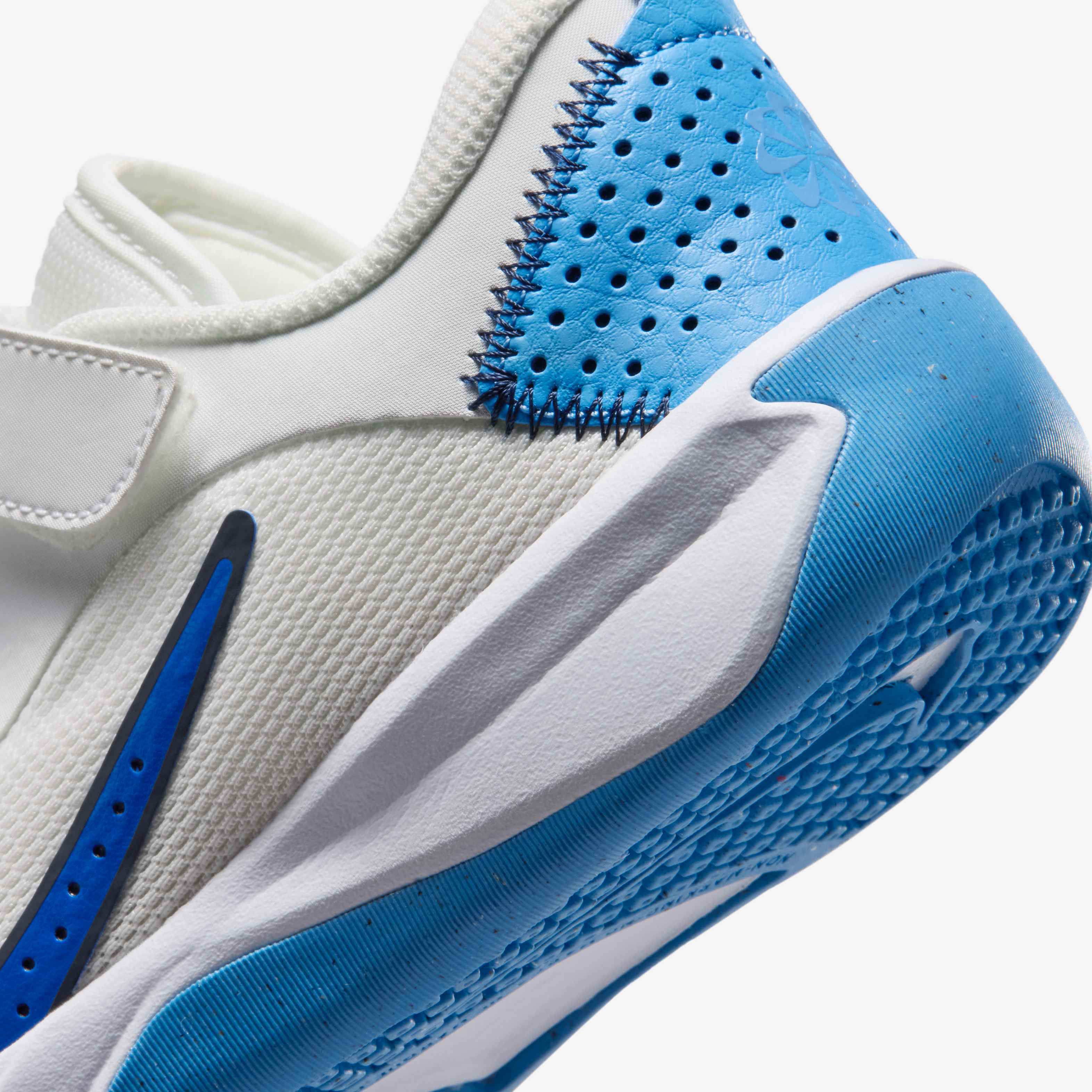 Buy Nike Omni Multi-Court Younger Kids' Shoes - Summit White/Midnight ...