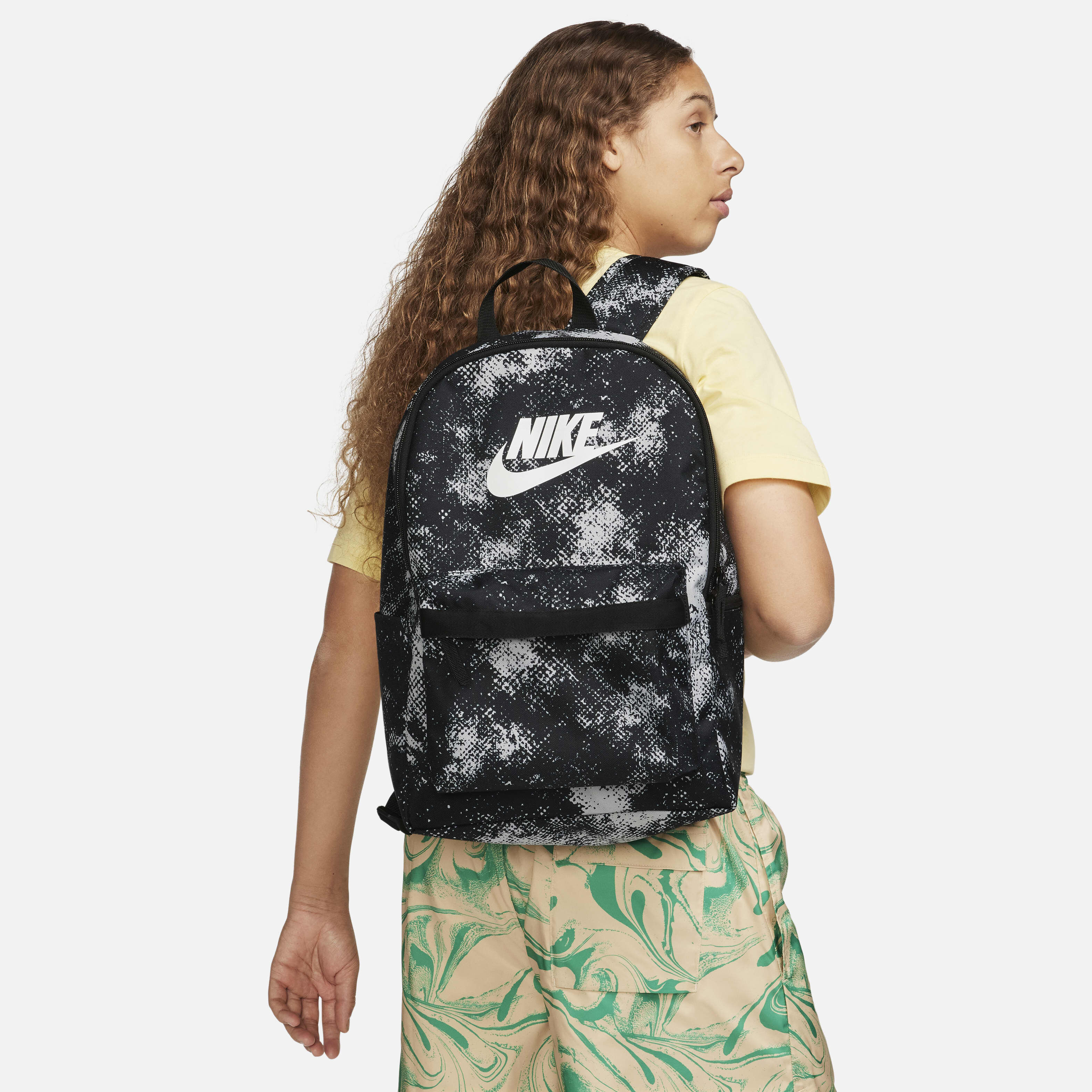 Buy Nike Heritage Backpack (25L) - White/Black/Summit White | Nike UAE ...