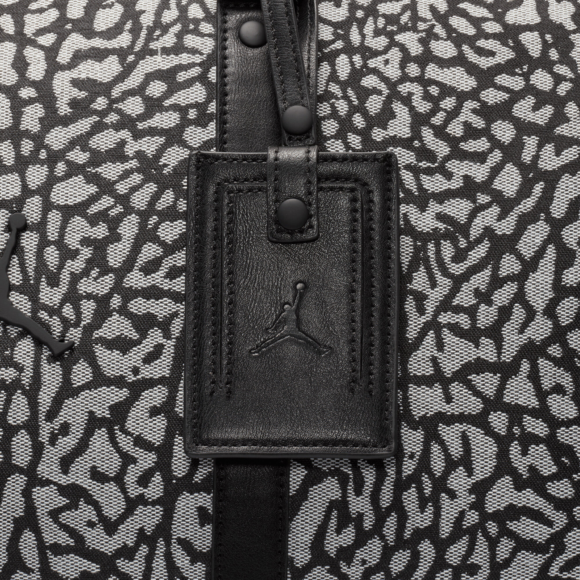 Buy Jordan Icon Duffle Bag (25L) - Black @ Nike UAE