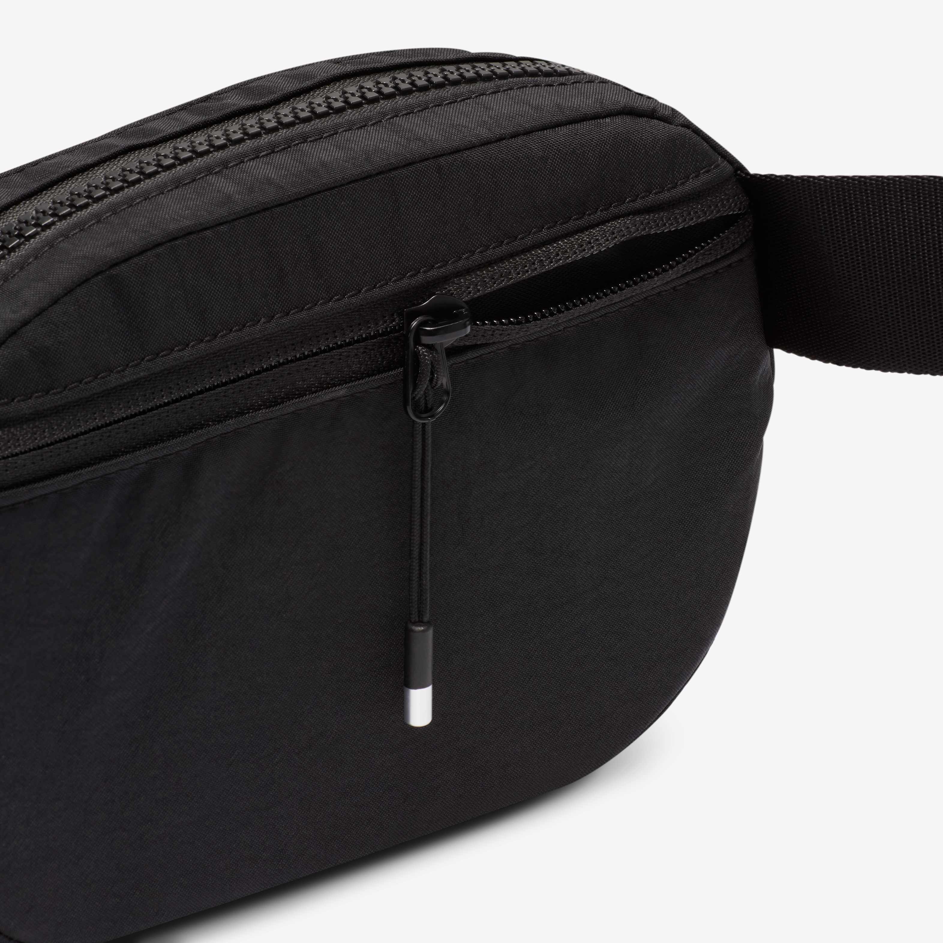 Buy Nike Aura Cross-Body Bag (2L) - Black/Black/Matte Silver | Nike UAE ...